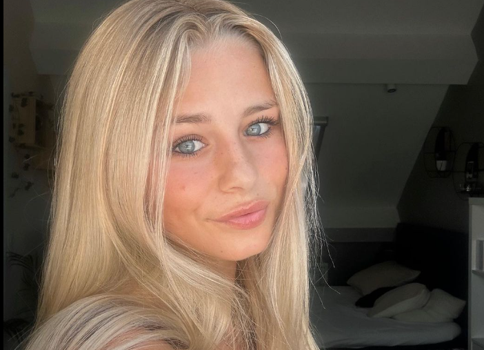 Vlaamse social media-babe Steffi Mercie maakt indruk in heerlijke lingerieshoot (foto's)