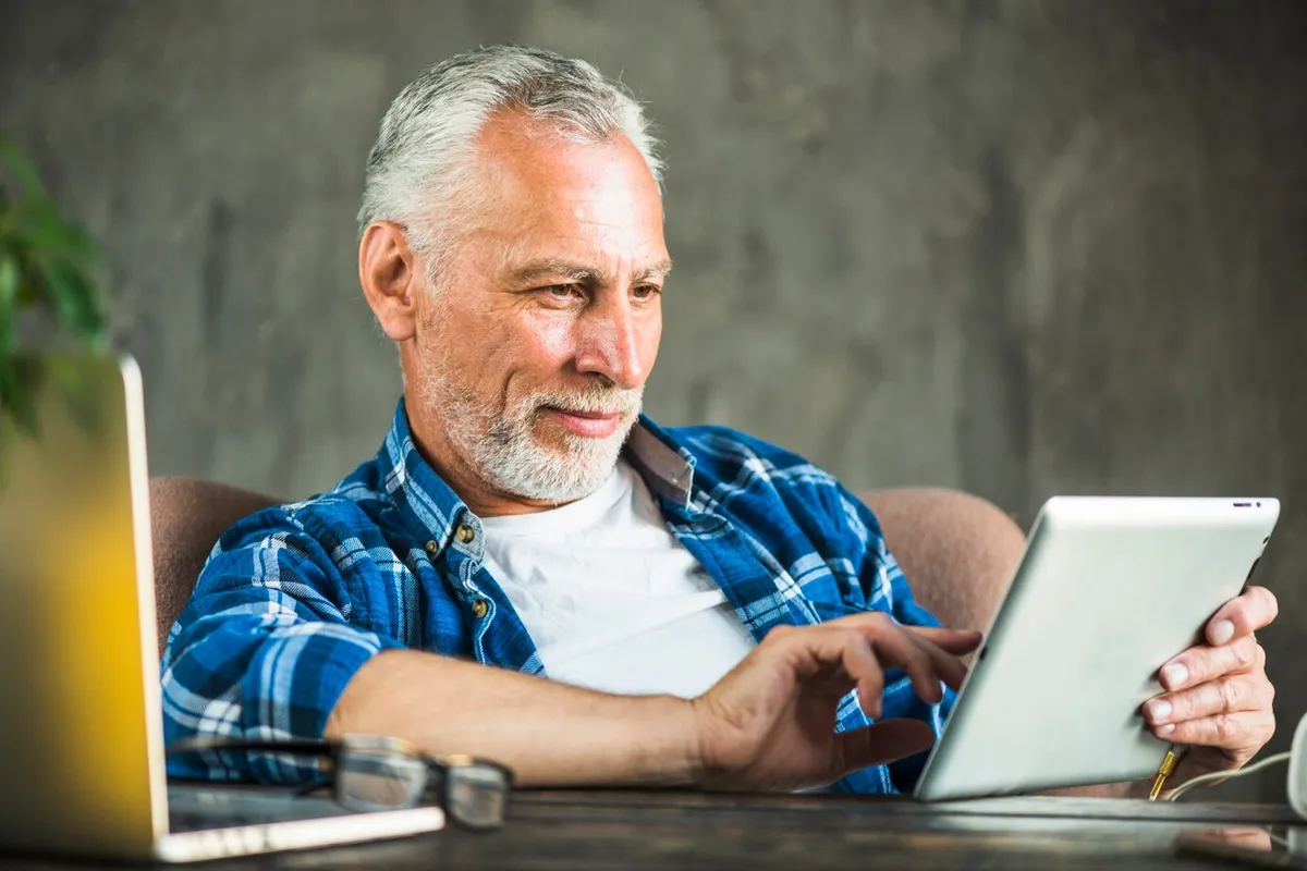 67-jarige Nederlander wil trouwen met 17-jarig online liefje, maar ...