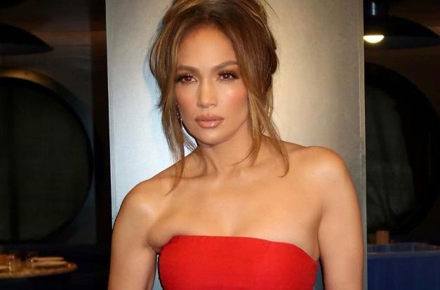 Jennifer Lopez (54) maakt nog maar eens indruk, deze keer in een weinig ... Jennifer Lopez (54) maakt nog maar eens indruk, deze keer in een weinig ...