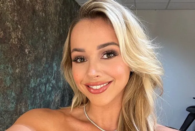 Emma Heesters geeft zich bijna volledig bloot in niets verhullende jurk ...