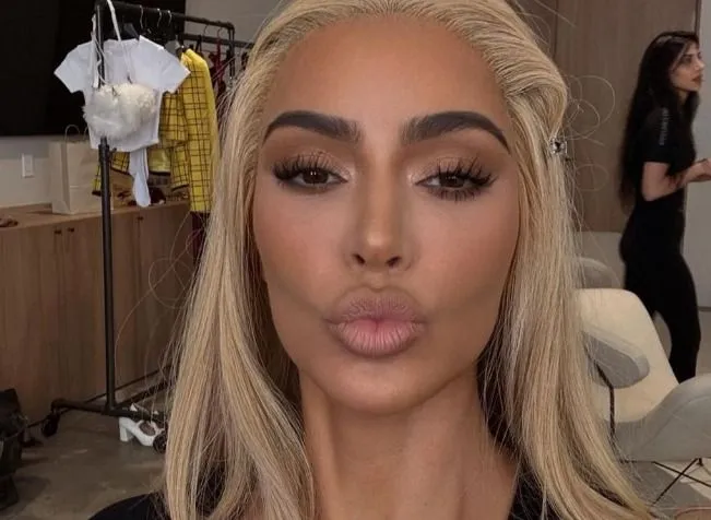Mensen maken zich zorgen over Kim K. nadat ze paradeert in 'bijzondere ...