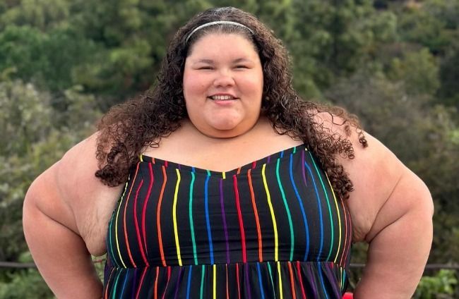 Plus-size model boos op luchthaven nadat ze klem geraakt in draaideur ...