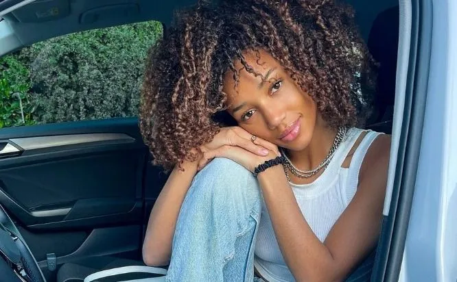 Wondermooie krullenbol Amaka Enem is FHM’s Social Media Queen van 2024 ...