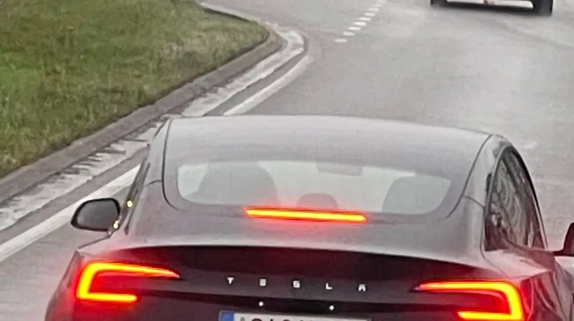Vlaamse Tesla-bestuurder verraadt met zijn bijzondere nummerplaat waar ...
