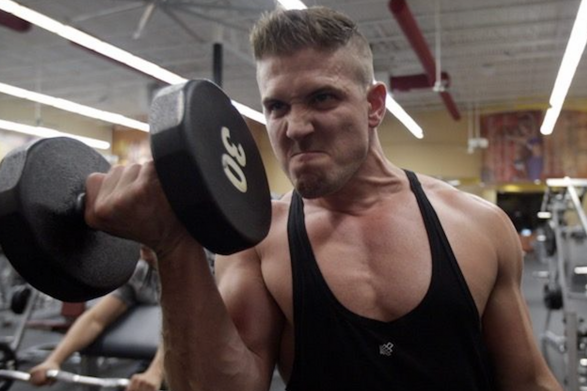 Sean toont wat er gebeurt met je lichaam als je elke dag 100 bicep ...