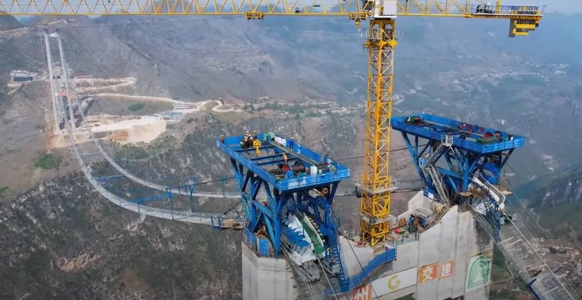 Hoogste brug ter wereld opent weldra: twee keer hoger dan Eiffeltoren ...