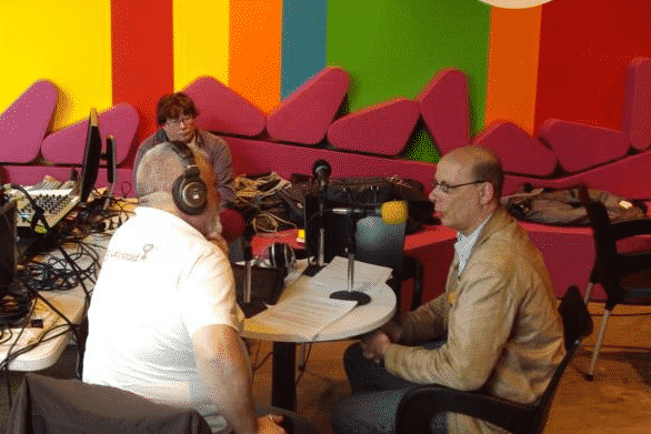 Co Stompe promoot het Co Stompe Jeugdtoernooi op de radio