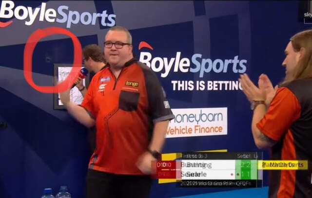 VIDEO: Dartpijl Bunting gaat rakelings langs scheidsrechter Kirk Bevins af