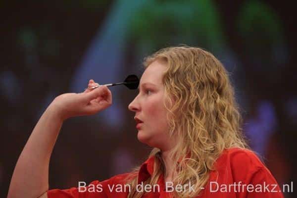 Aileen de Graaf en Sharon Prins tekenen sponsorcontract Finder