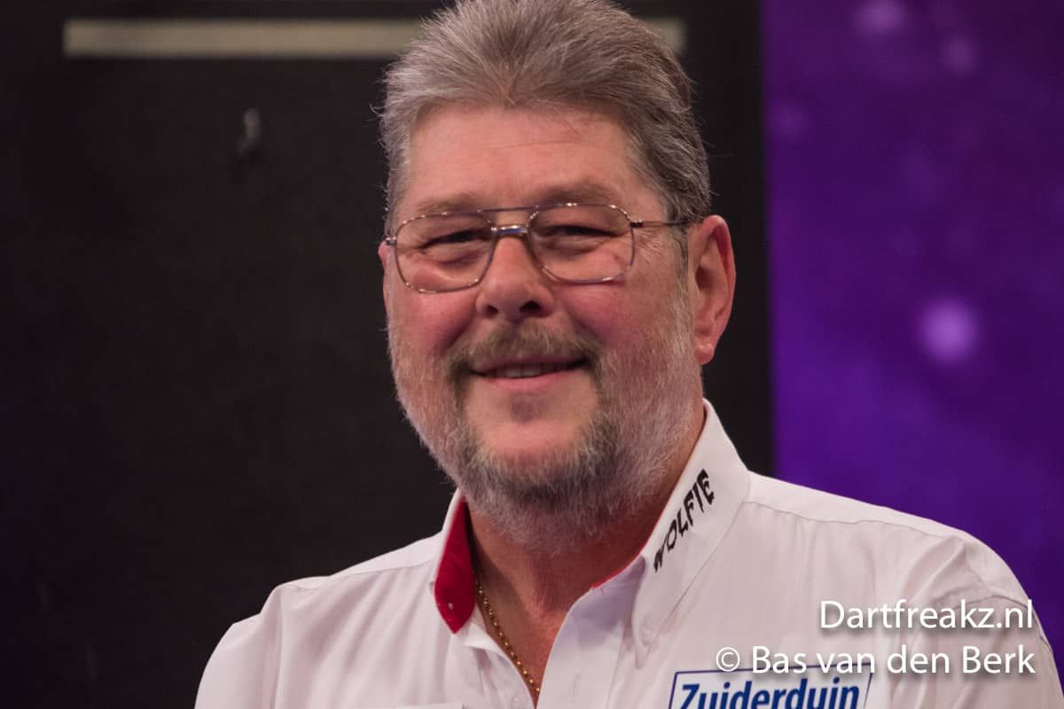 Martin Adams baart opzien met een nieuw dartshirt tijdens MODUS Super ...