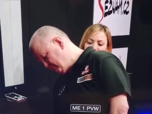 Beelden van George Noble die een dutje doet op podium in Tsjechië