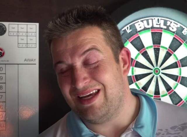 Roy Otten in tranen na behalen wereldrecord met 83 uur darten