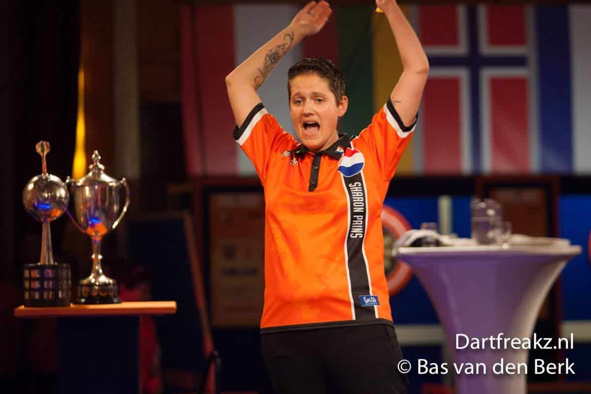 Sharon Prins in haar nopjes met nieuwe sponsor en eigen darts