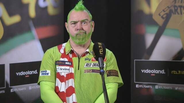 VIDEO: Peter Wright bestormt het PDC WK podium als The Grinch