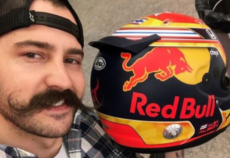 Opvallende Italiaan op World Cup of Darts spuit de helmen van deze ...