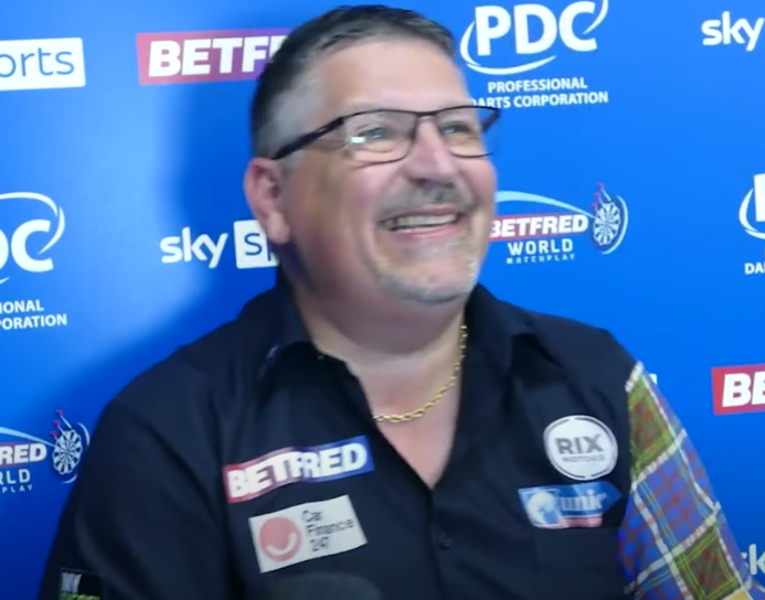 Gary Anderson daagt interviewer uit voor een bijzondere weddenschap bij ...