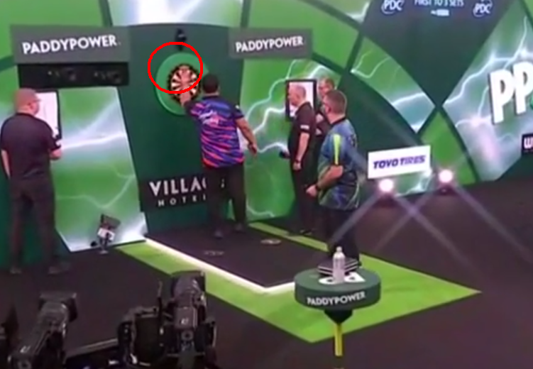 Sandro-Eric Sosing beschadigt het dartbord op WK podium met zijn linkerhand