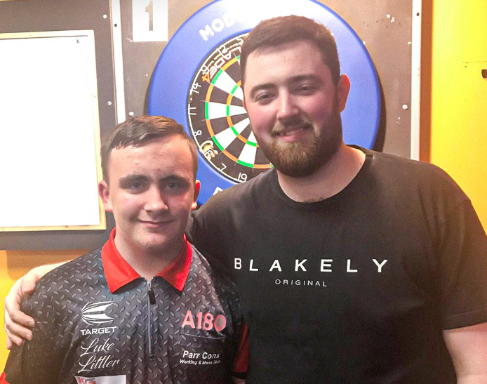 Foto van 5 jaar geleden waarop de WK finalisten samen poseren op lokaal ...