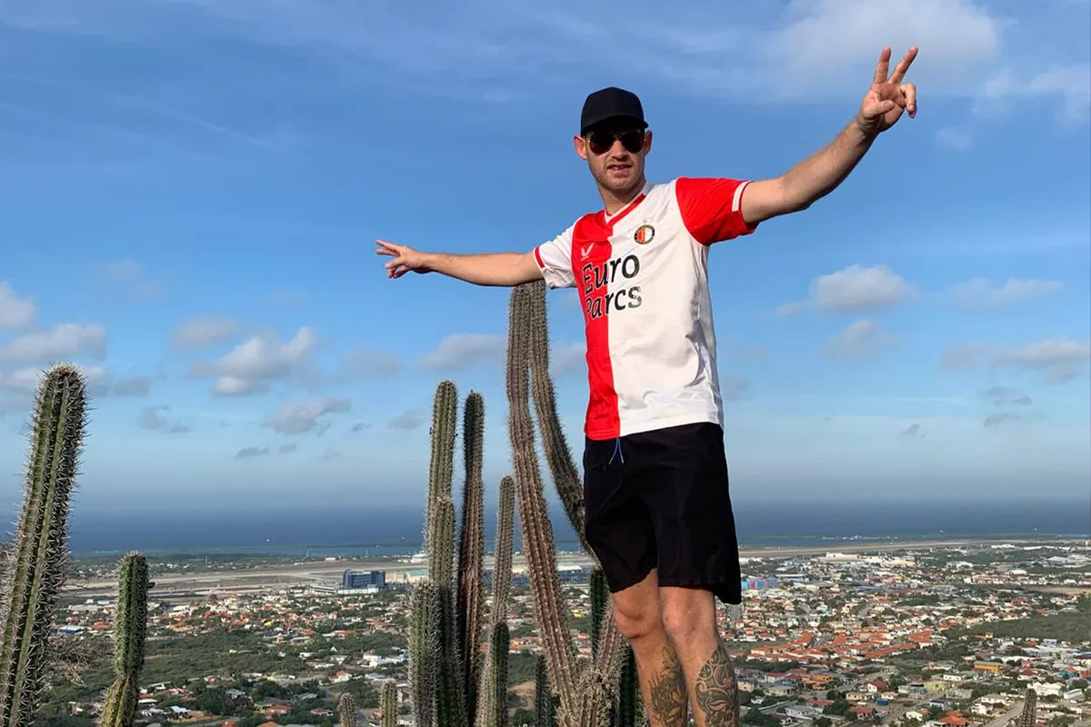 Feyenoorders zijn overal: Op de witte stranden met palmbomen op Aruba ...