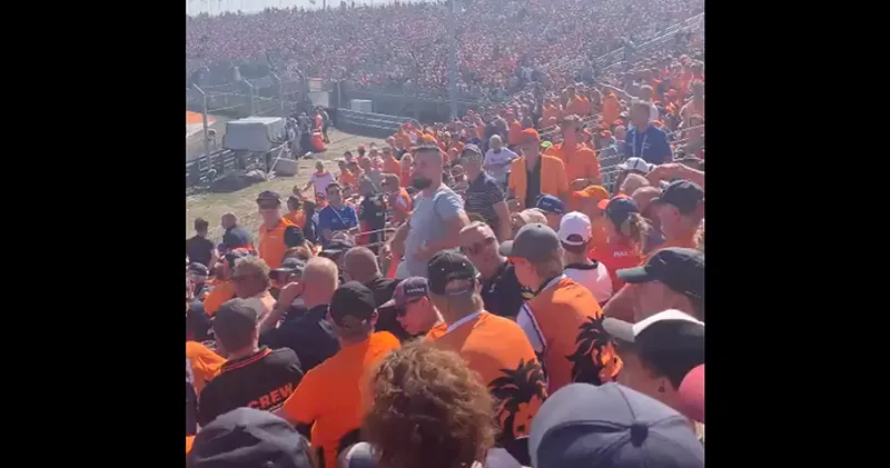 Video. Rookbom-gooier krijgt bierdouche van het publiek in zandvoort
