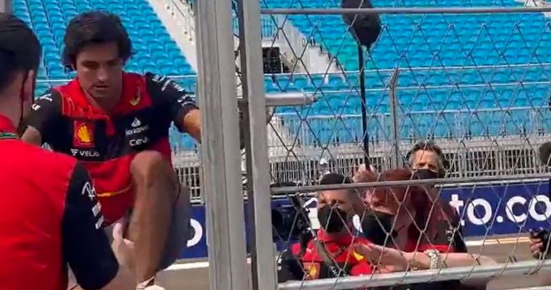 Video. Carlos Sainz stoot keihard zijn hoofd tot bloedens toe Video. Carlos Sainz stoot keihard zijn hoofd tot bloedens toe