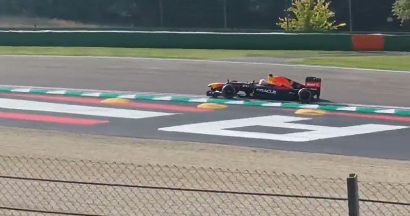 Video: Max Verstappen geeft oude Red Bull-bolide de sporen op Imola