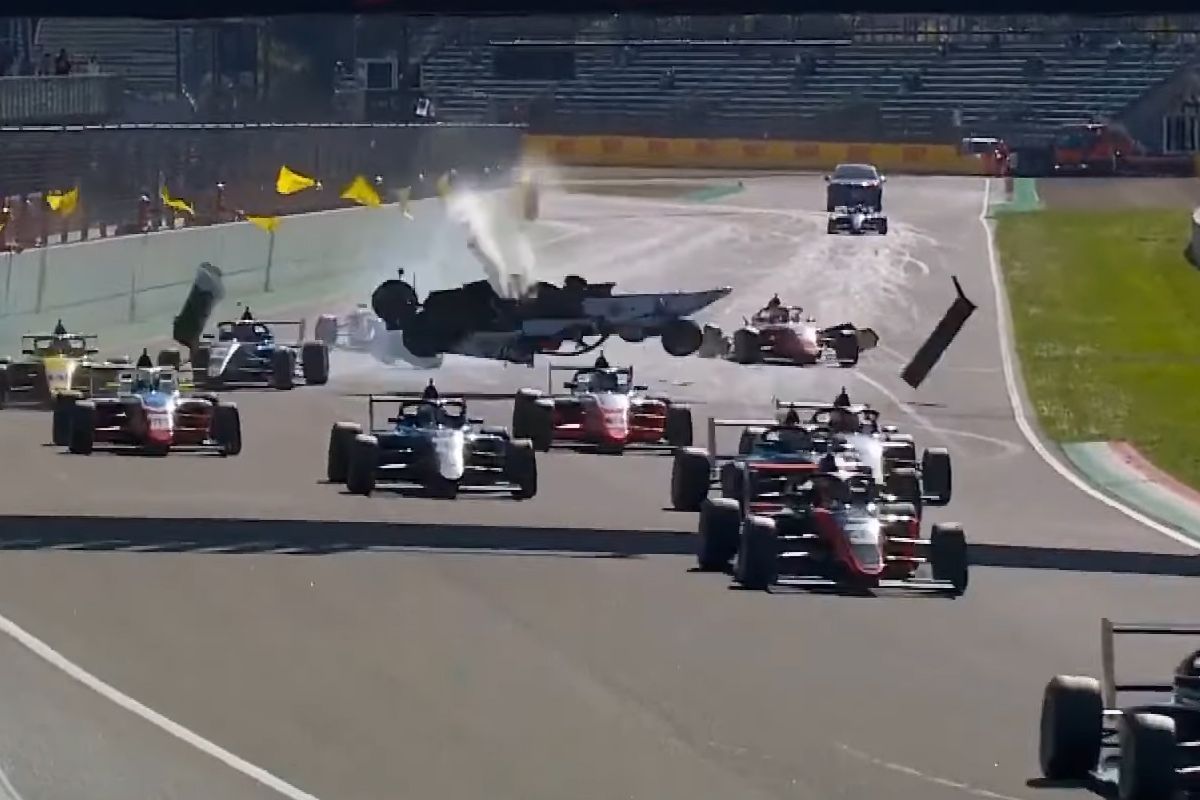 Video: Zware crash voor Formule 4-coureur na stilgevallen polesitter in ...
