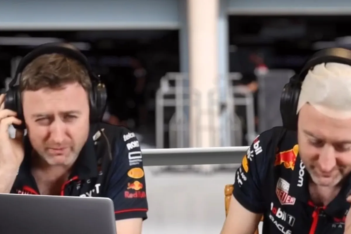 Video: Komiek steekt de draak met zangkunsten Max Verstappen na afloop van seizoen | GP33