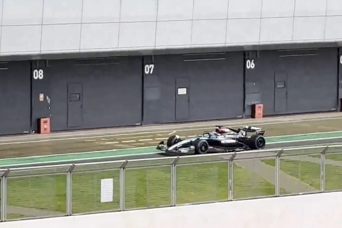 Video: Mercedes-coureurs testen W15 uit op circuit van Silverstone | GP33