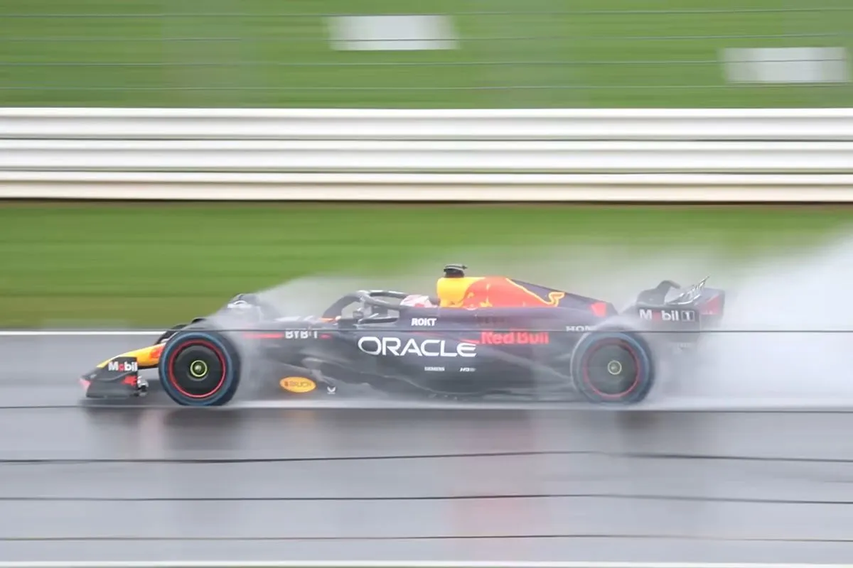 Video: Max Verstappen in actie op een nat Silverstone met nieuwe RB20 ...