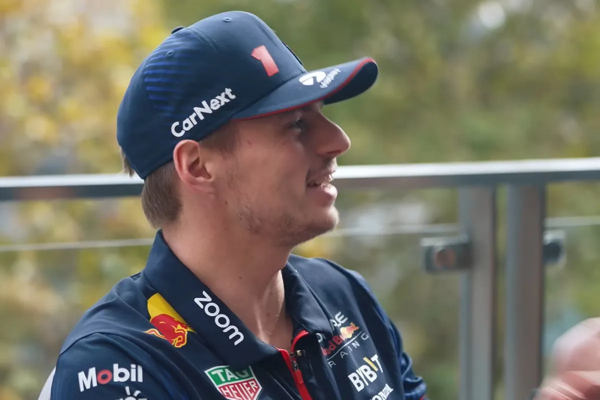 Video: Max Verstappen en Sergio Pérez doen mee aan Australische quiz van 'Aussie' Daniel ...