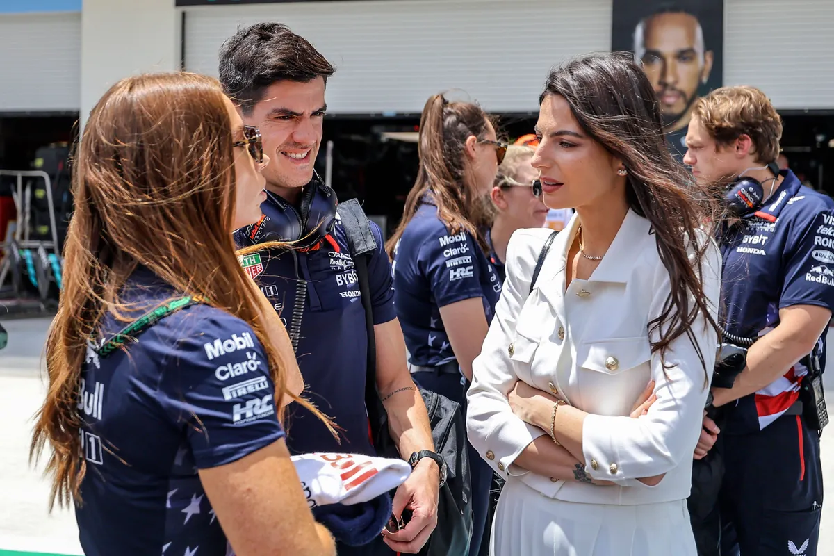 In beeld: Kelly Piquet deelt nieuwe beelden van bijna-crash tussen Max ...