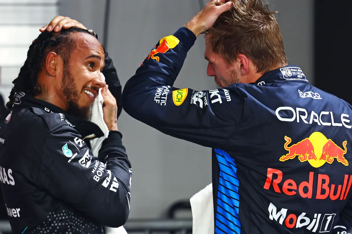 Video: Lewis Hamilton deelt mooi moment met Red Bull-monteurs van Max ...