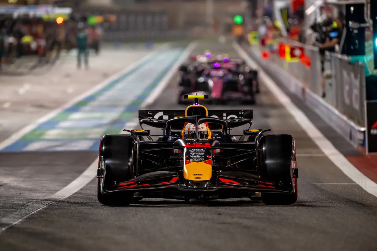 Red Bull-coureur Yuki Tsunoda in de pitstraat in Bahrein