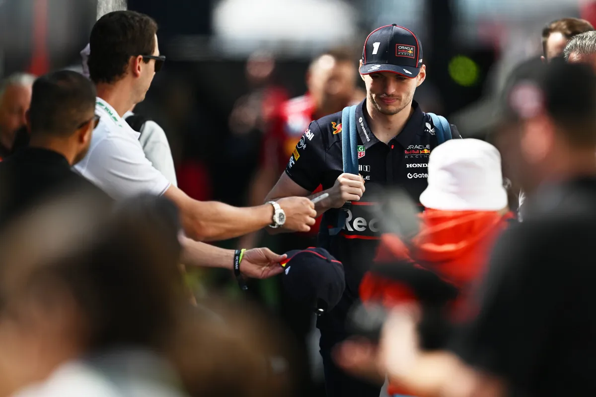 George Russell deelt zijn plan om Max Verstappen uit de tent te lokken ...