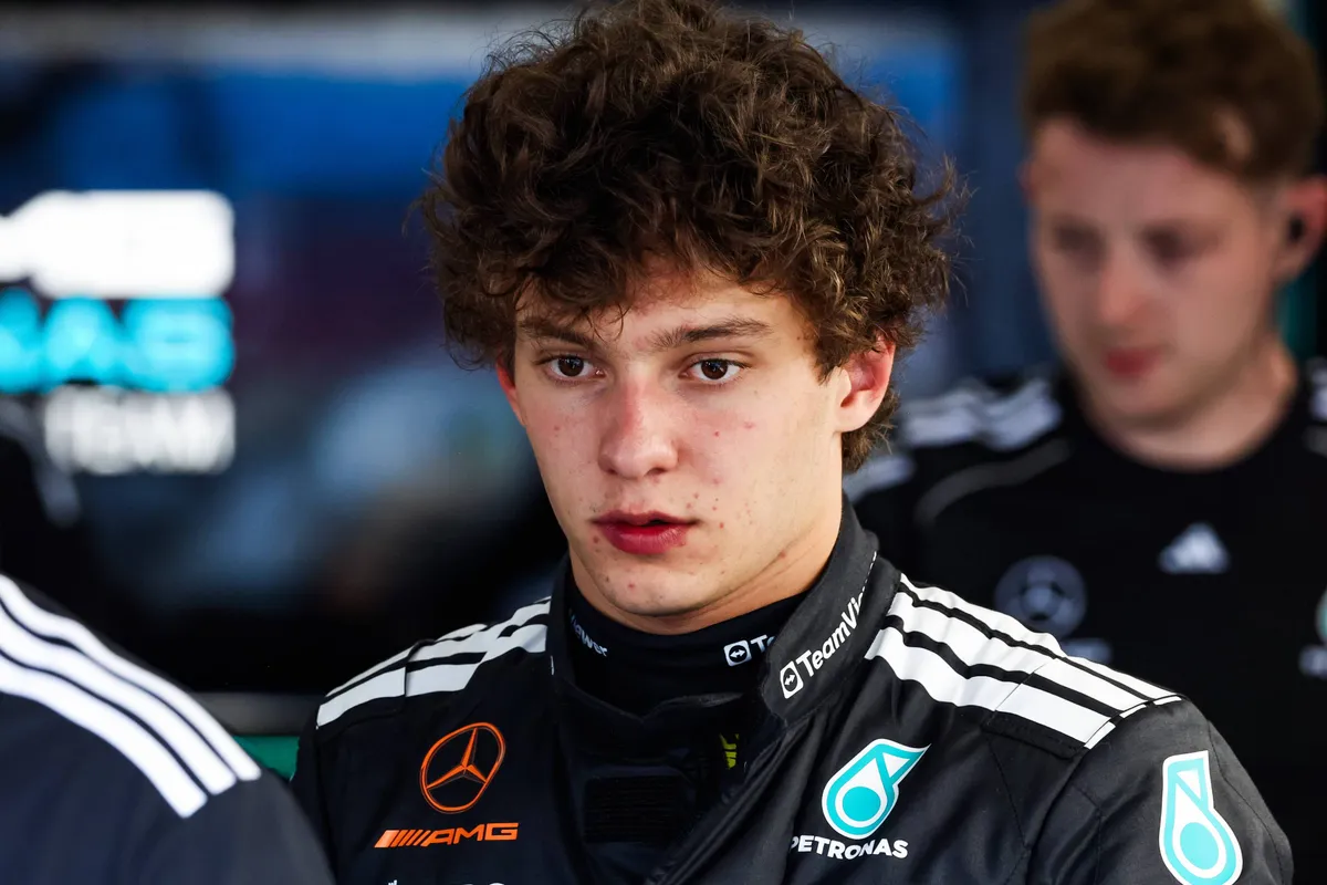 Kimi Antonelli laat zich uit over Mercedes-toekomst na geruchten over Max Verstappen | GP33