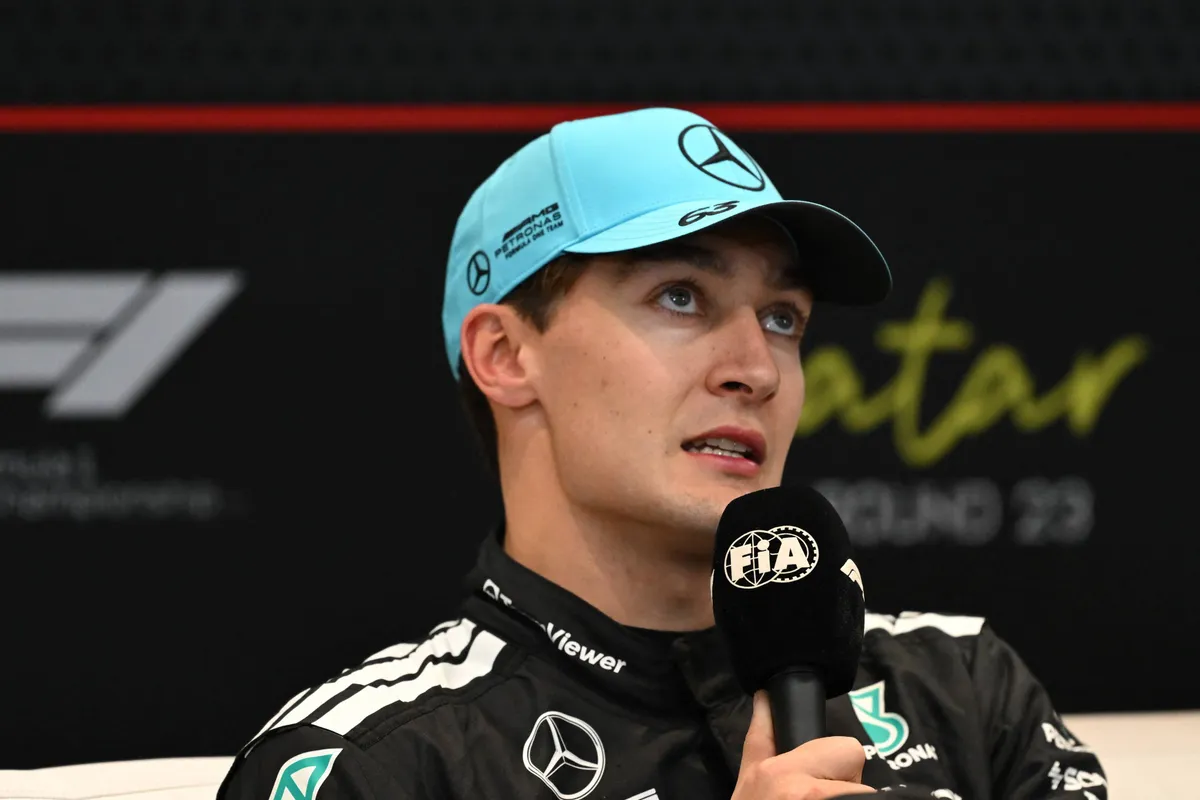 George Russell komt met medische update na ongeluk in Mercedes-garage ...