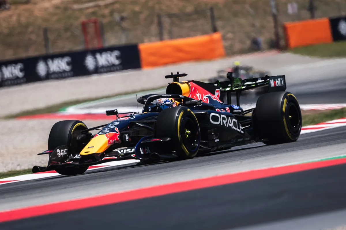 Red Bull-baas klimt in de radio en spreekt Max Verstappen aan na race ...
