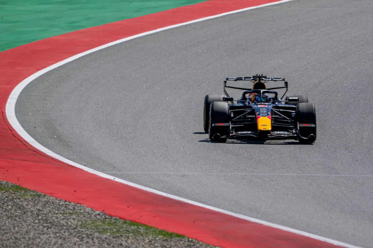 Max Verstappen wéér in Red Bull-fabriek wegens cruciale update | GP33