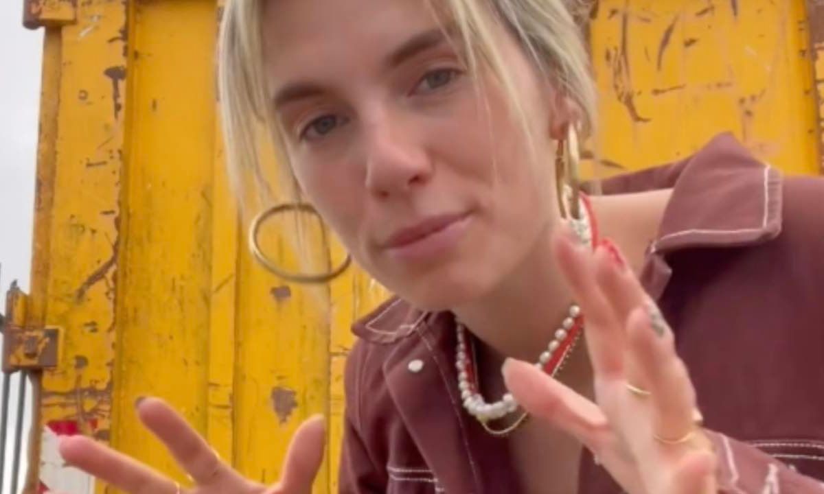 Zangeres Maan laat per ongeluk iets te veel zien op Instagram