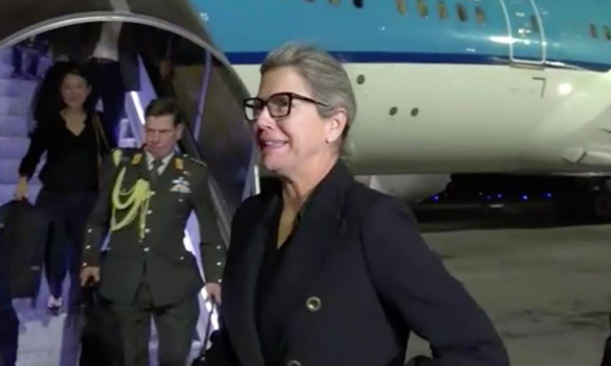 Zo heb je haar nog nooit gezien: make-uploze Máxima komt aan in Tanzania