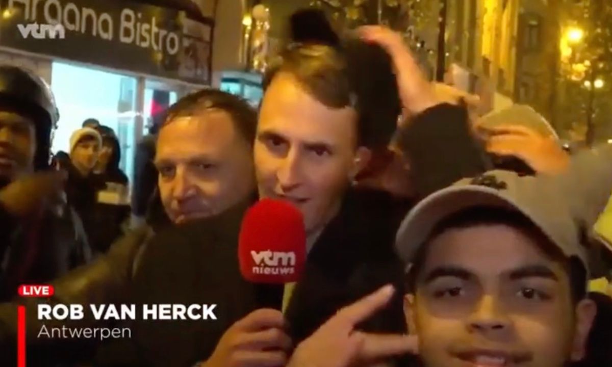 Verslaggever krijgt live op tv klappen van Marokkaanse 'voetbalfans'