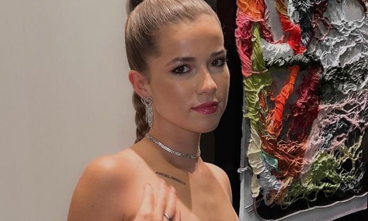 Jade Anna trekt kleren uit in hotelkamer