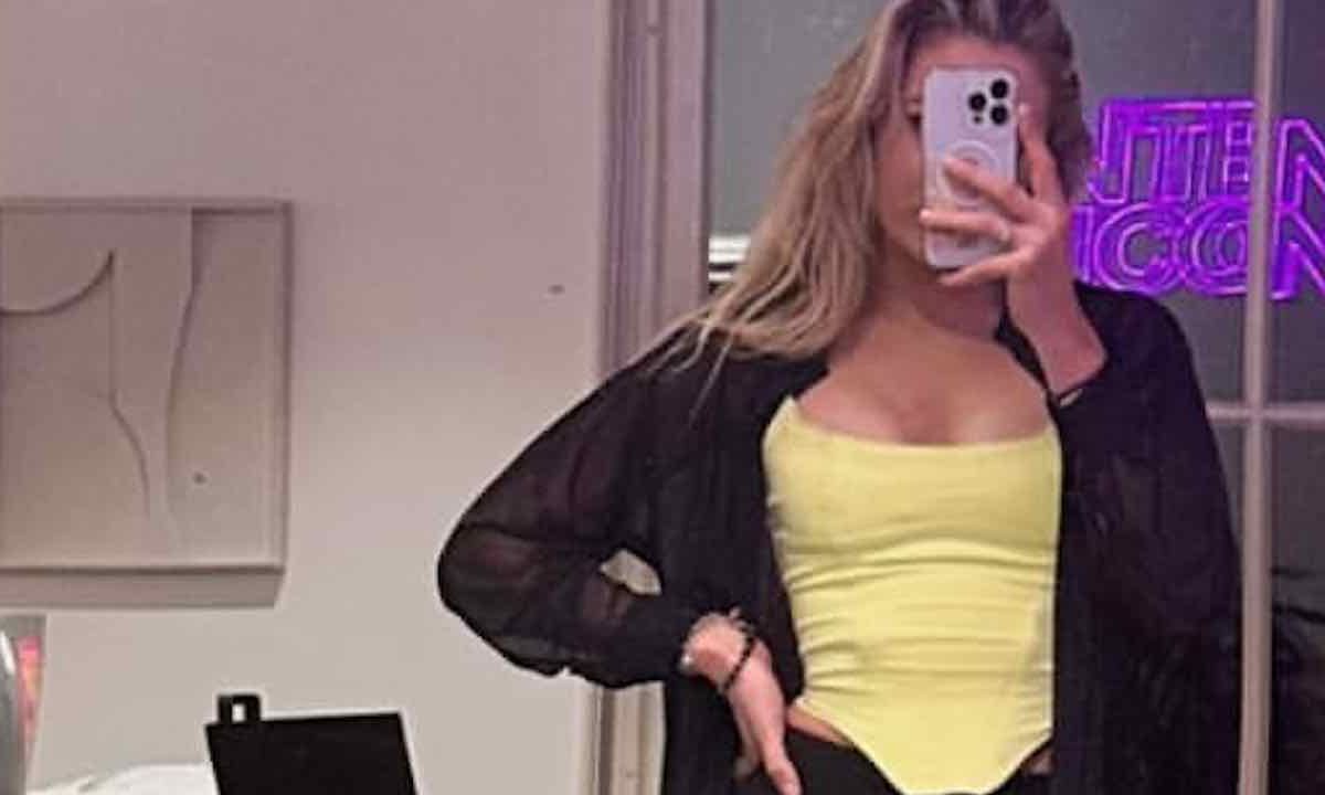 Oeps! Jutta Leerdam laat nét iets te veel van haar filmrol zien