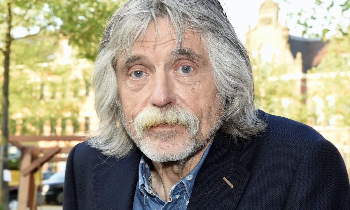 Johan Derksen met kaars aangerand op Utrechtse vrijmarkt