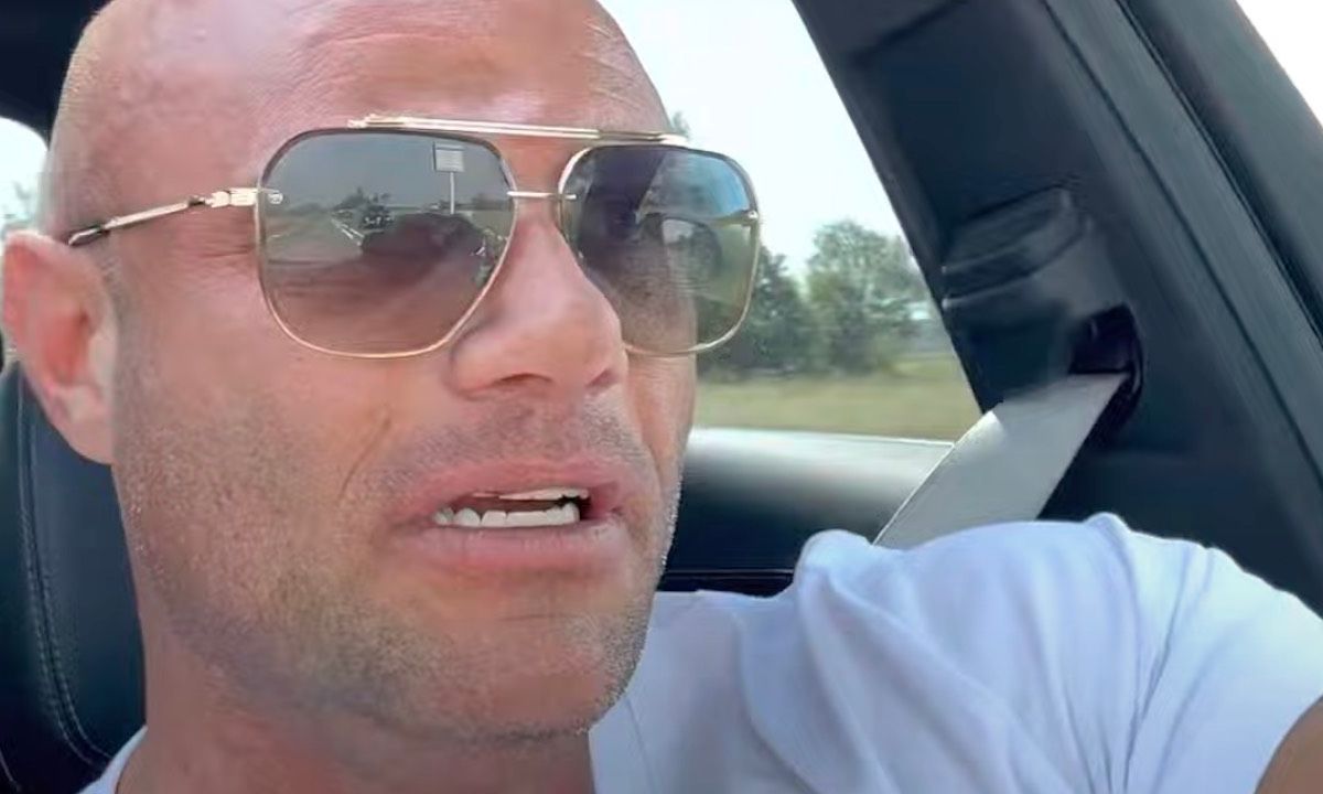 Alex Soze rijdt vol gas een Albert Heijn binnen