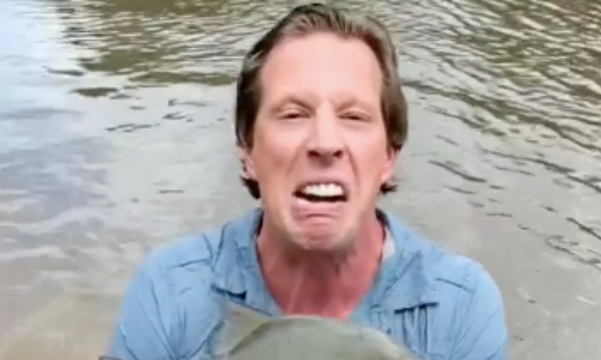 Parasiet van Freek Vonk vreet zijn hele been op (beelden)