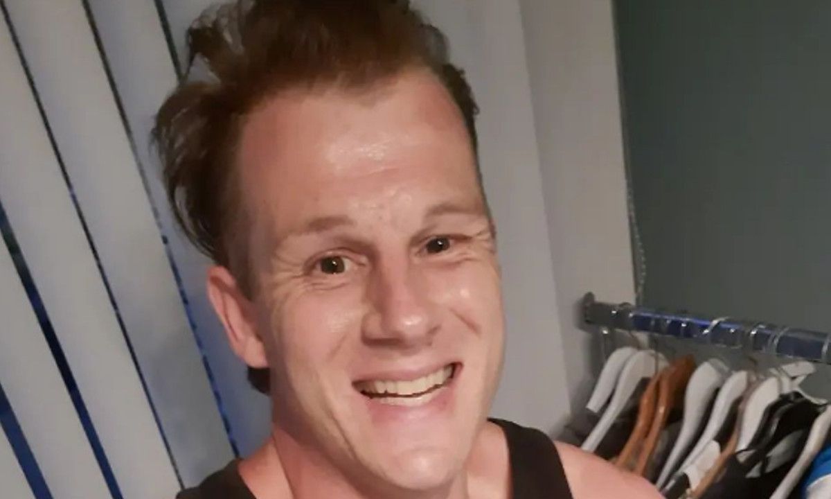 Rapper Sjors duwt zijn camera in zijn achterwerk (video)