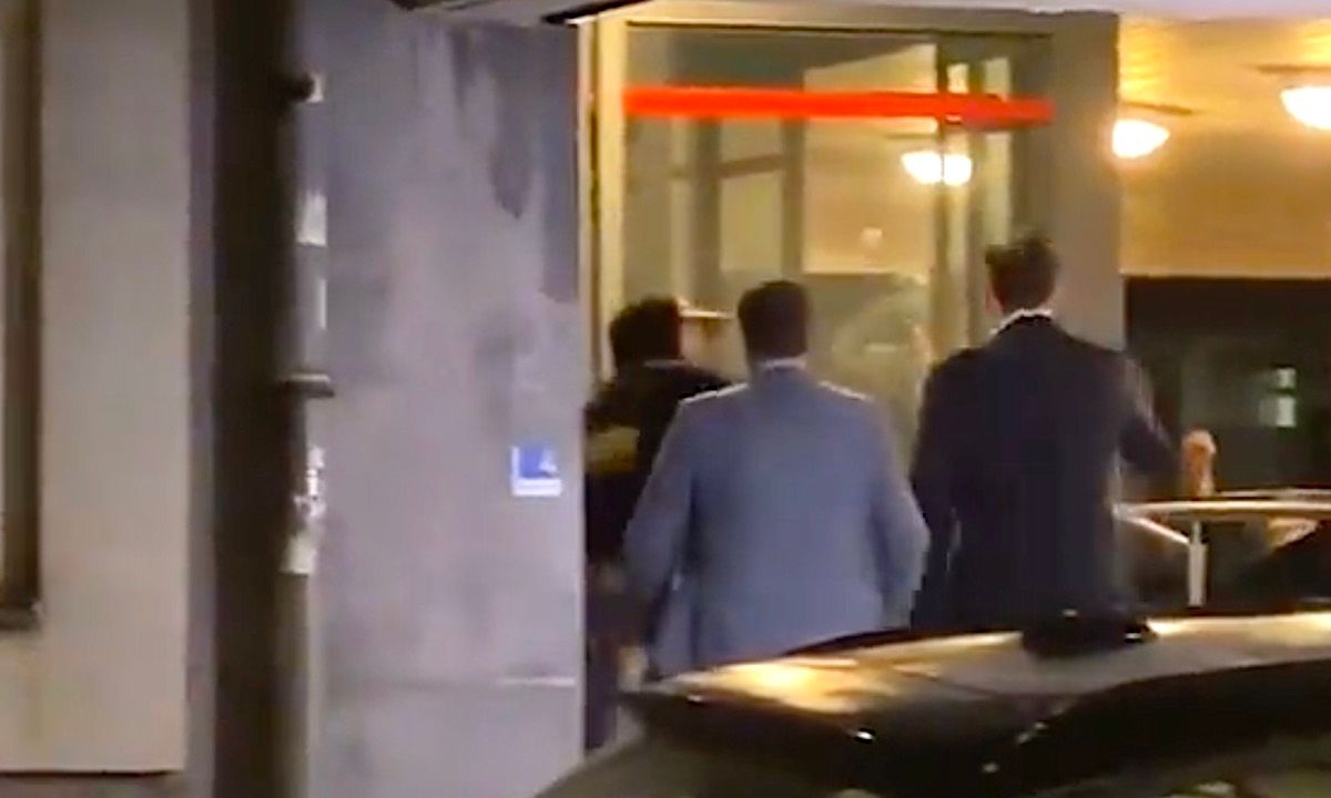 Thierry Baudet keihard op zijn hoofd geslagen (beelden) Thierry Baudet keihard op zijn hoofd geslagen (beelden)