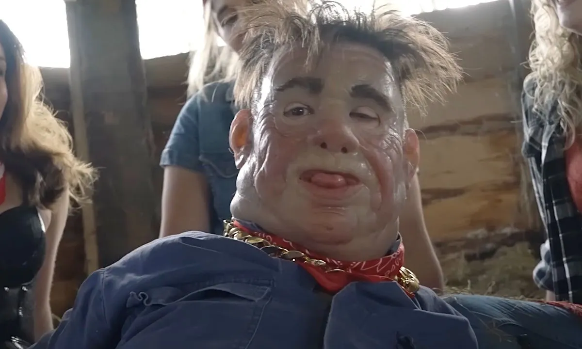 Wie is Boer Harm? We weten nu eindelijk wie er achter het masker zit ...